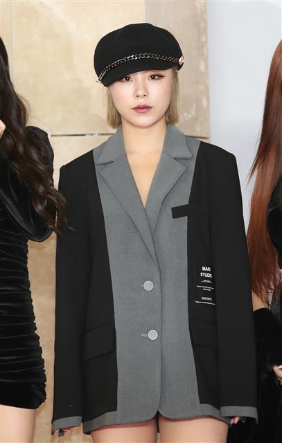 ‘2018 AAA’ 레드카펫 행사 참석한 휘인, 어두운 표정